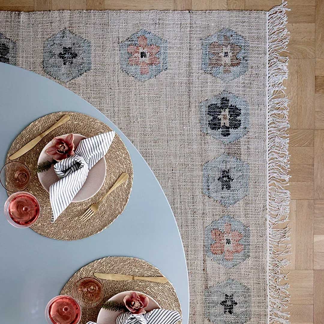 Tæppe i naturfarvet jute med blomstermønster fra Bungalow