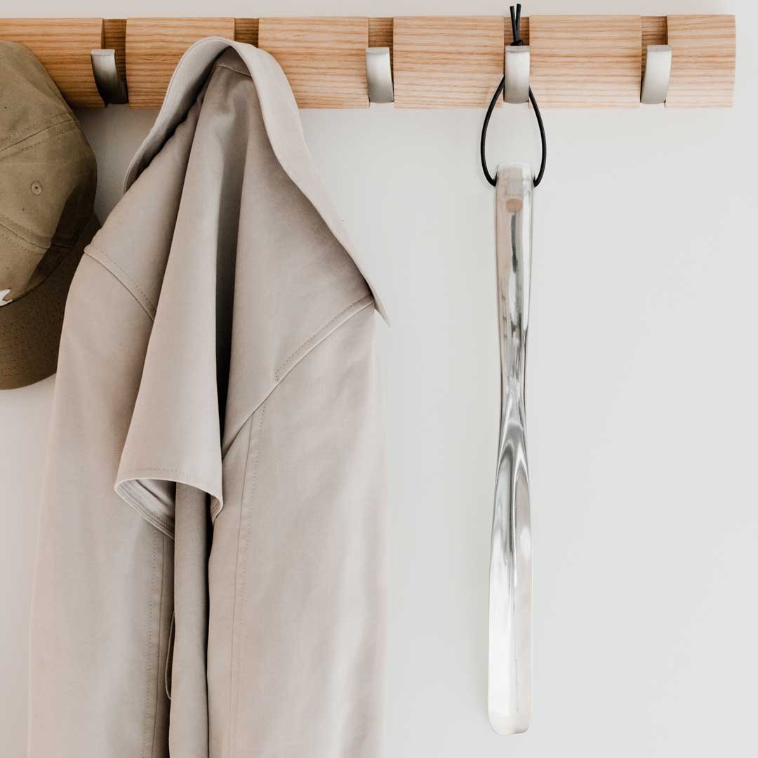 Langt skohorn i børstet aluminium til vægophæng